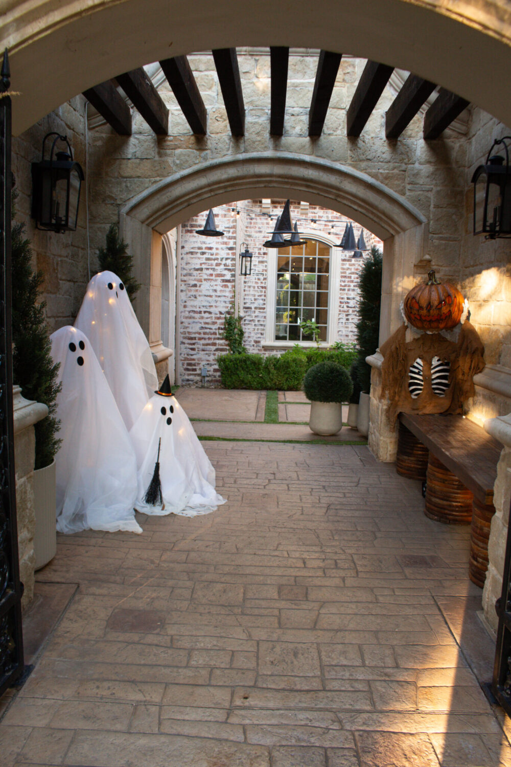 Chic Halloween Outdoor Decor: Elevate Your Patio for Spooky Season ...